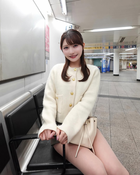 秦はるか、上品コーデからスラリ美脚！圧倒的清楚ショットにファン悶絶 | WWSチャンネル