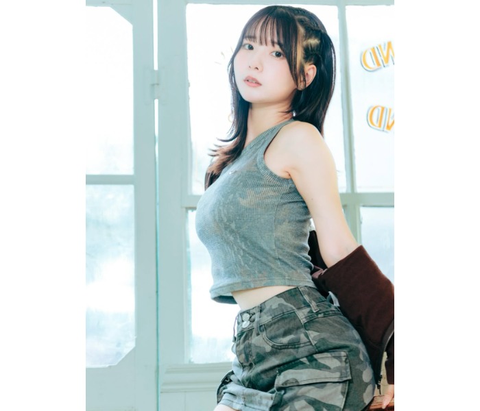 奥ゆい、美くびれチラ見せ！魅惑的な横からのアングルショット！ | WWSチャンネル