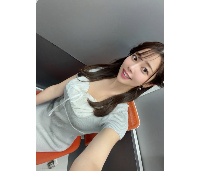 八幡美咲、上品ニットワンピースで姿勢の良さがハッキリ！ファン絶賛「ステキ美咲さん、好きです…」 | WWSチャンネル