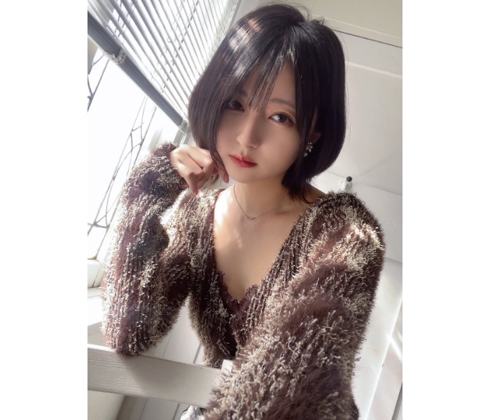こばしり。大人の色気あふれるシャギーカーディガン姿！ファン絶賛「服似合ってる！」「トップスとっても似合っとるー！」 | WWSチャンネル