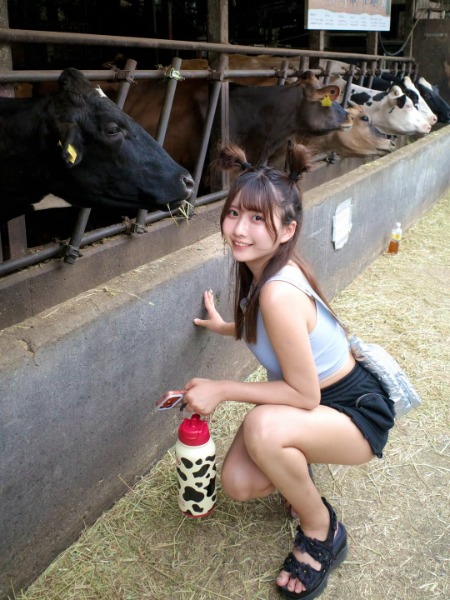 佐藤かれん、色白美肌が映える牧場コーデでファン魅了！ | WWSチャンネル